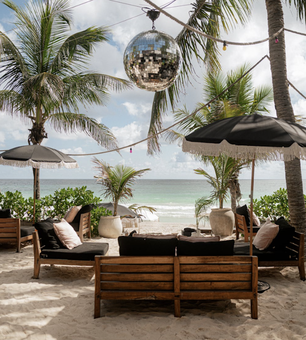 LOUNGE | UP TO 4 GUESTS